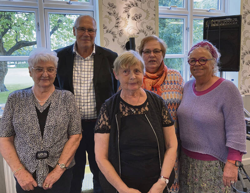 Egernsund seniorer rundede de 80 år med kniv og gaffel - Gråsten Avis