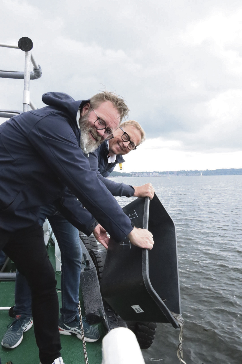 Udsætning af 80.000 ål ved Kollund - Gråsten Avis