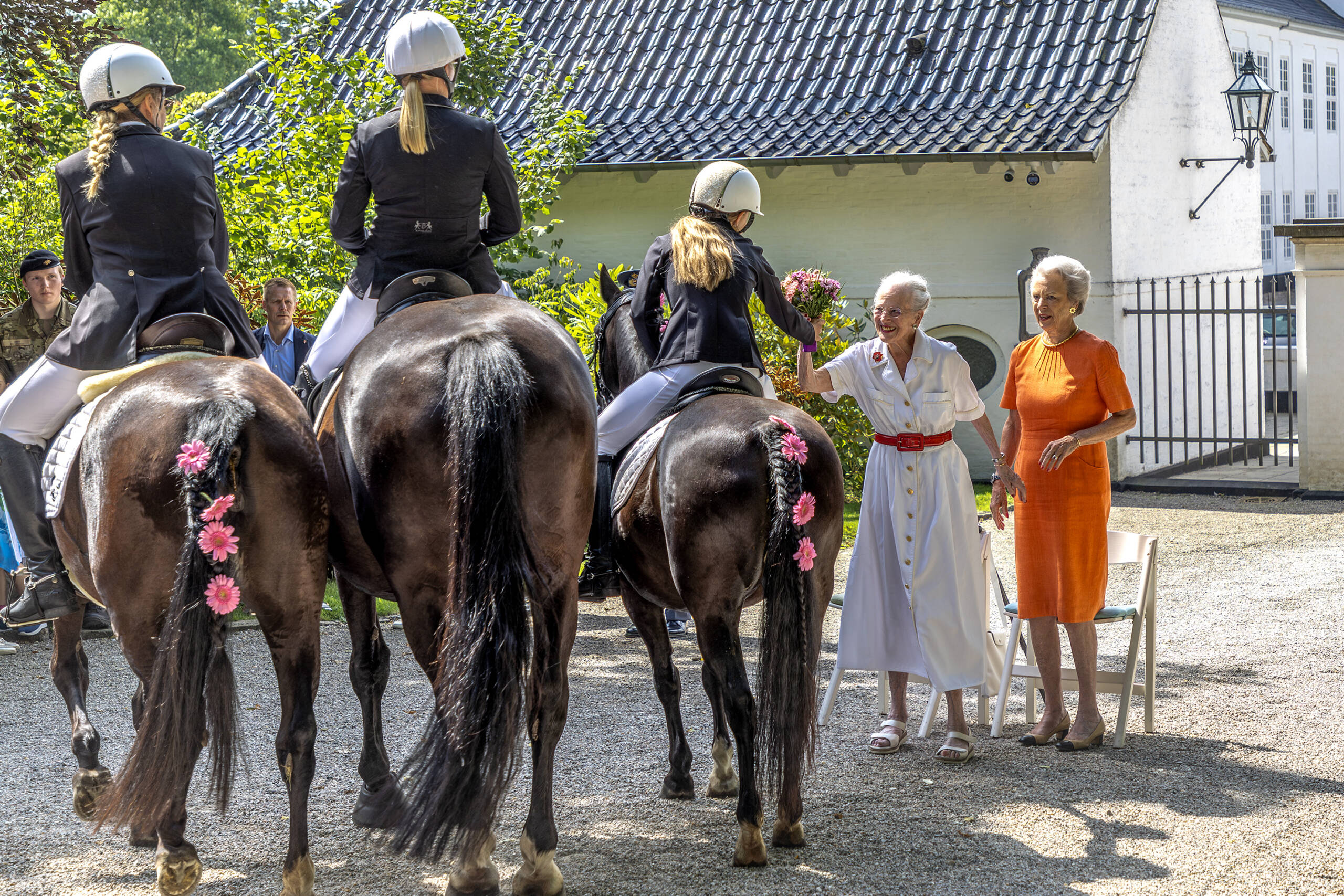 Blomster overrakt til glad Dronning - Gråsten Avis